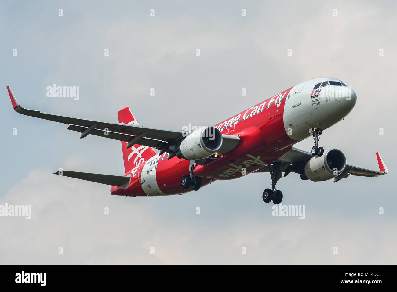 Airbus a320 nose landing gear hi-res stock photography and images - Alamy