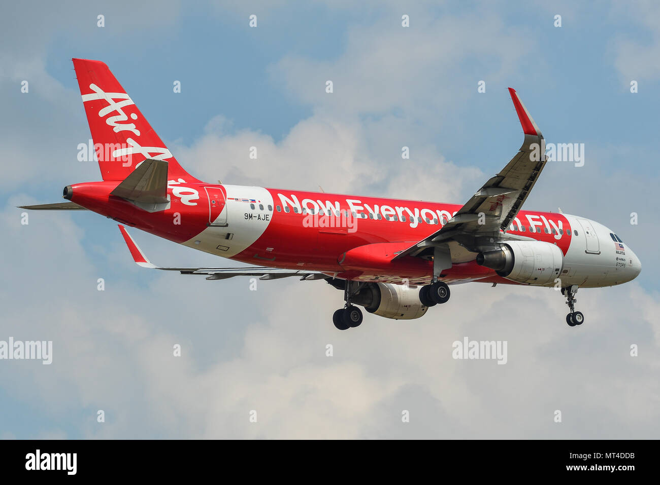 Airbus a320 nose landing gear hi-res stock photography and images - Alamy