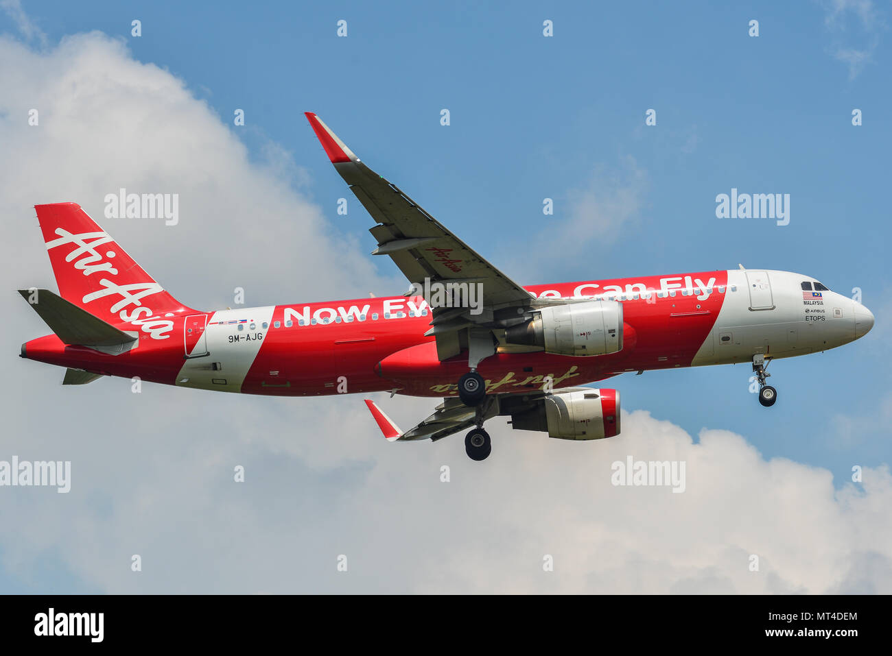 Airbus a320 nose landing gear hi-res stock photography and images - Alamy