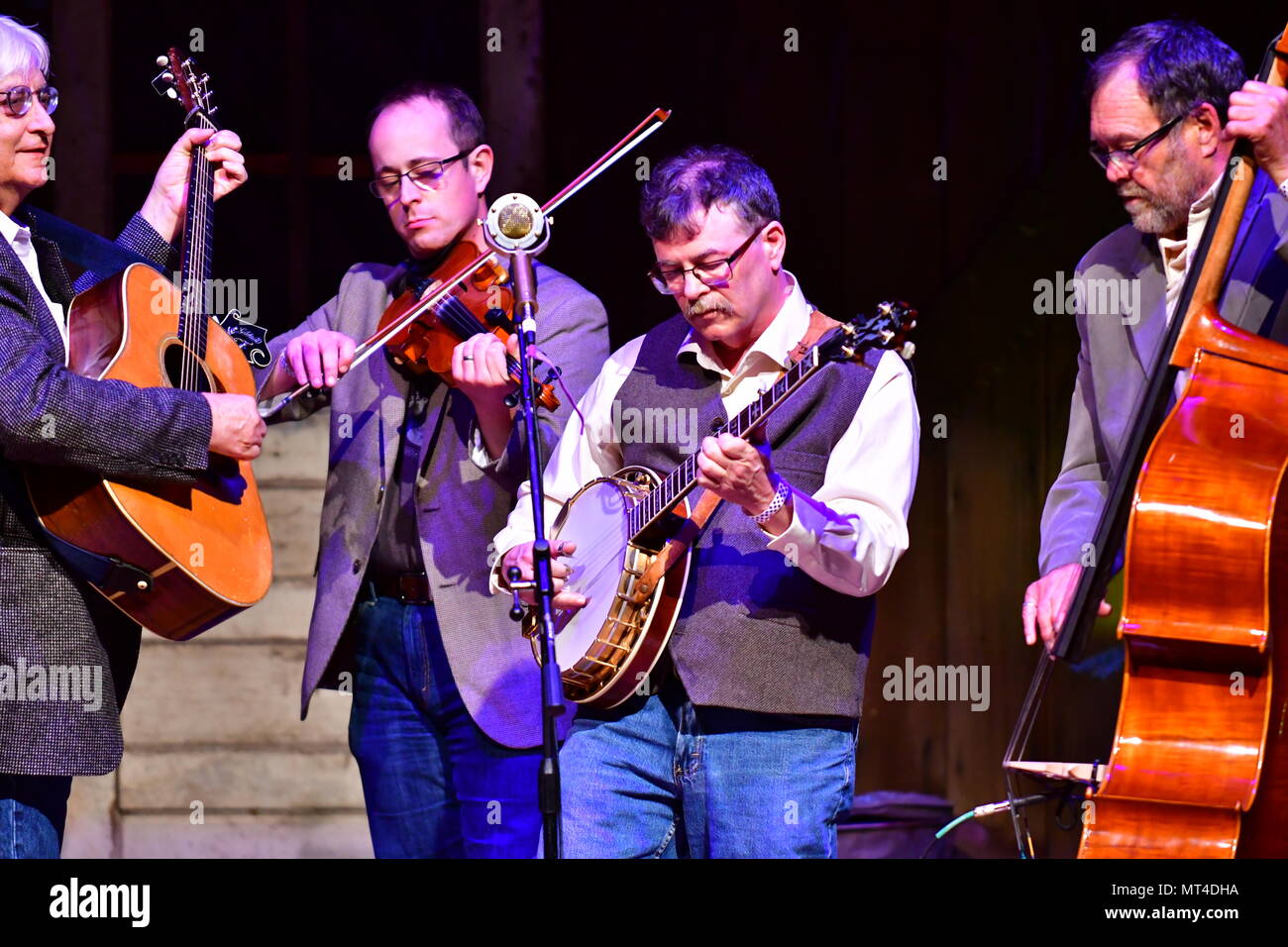 Bluegrass band on stage hi-res stock photography and images - Alamy