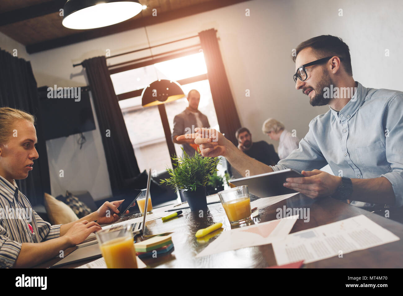 Two men around a meeting room table hi-res stock photography and images ...