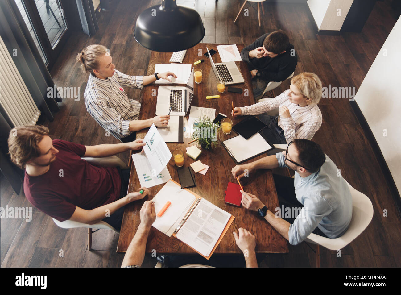 Team works project around table hi-res stock photography and images - Alamy