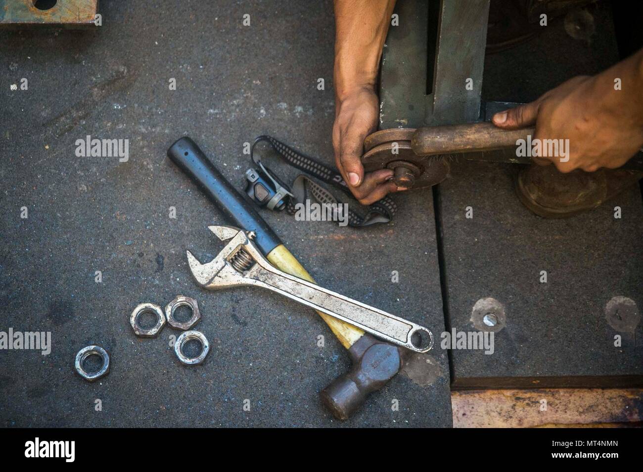 Aav mechanics hi-res stock photography and images - Alamy