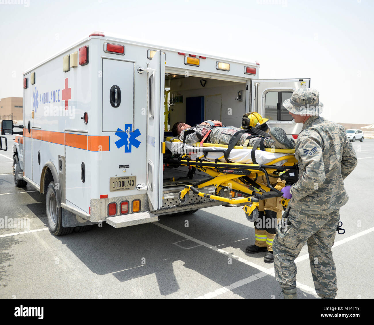 Emergency response ambulance loading hi-res stock photography and ...
