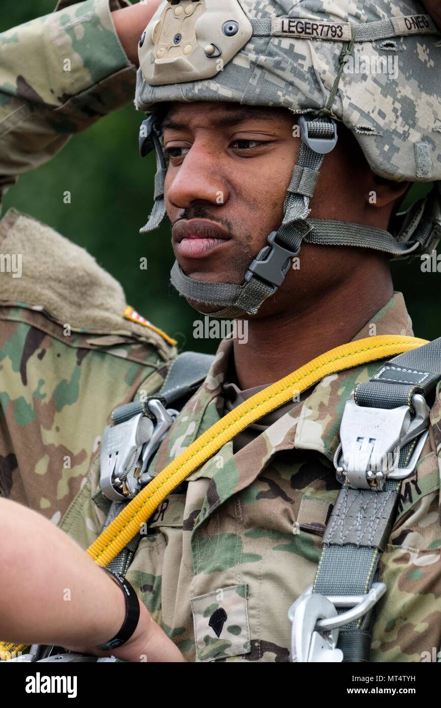 Paratroopers with 4th Infantry Brigade Combat Team (Airborne), 25th ...