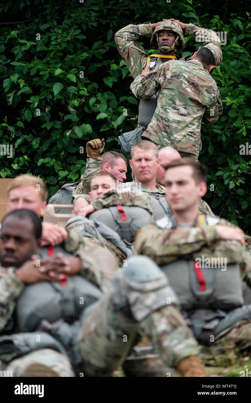 Paratroopers with 4th Infantry Brigade Combat Team (Airborne), 25th ...