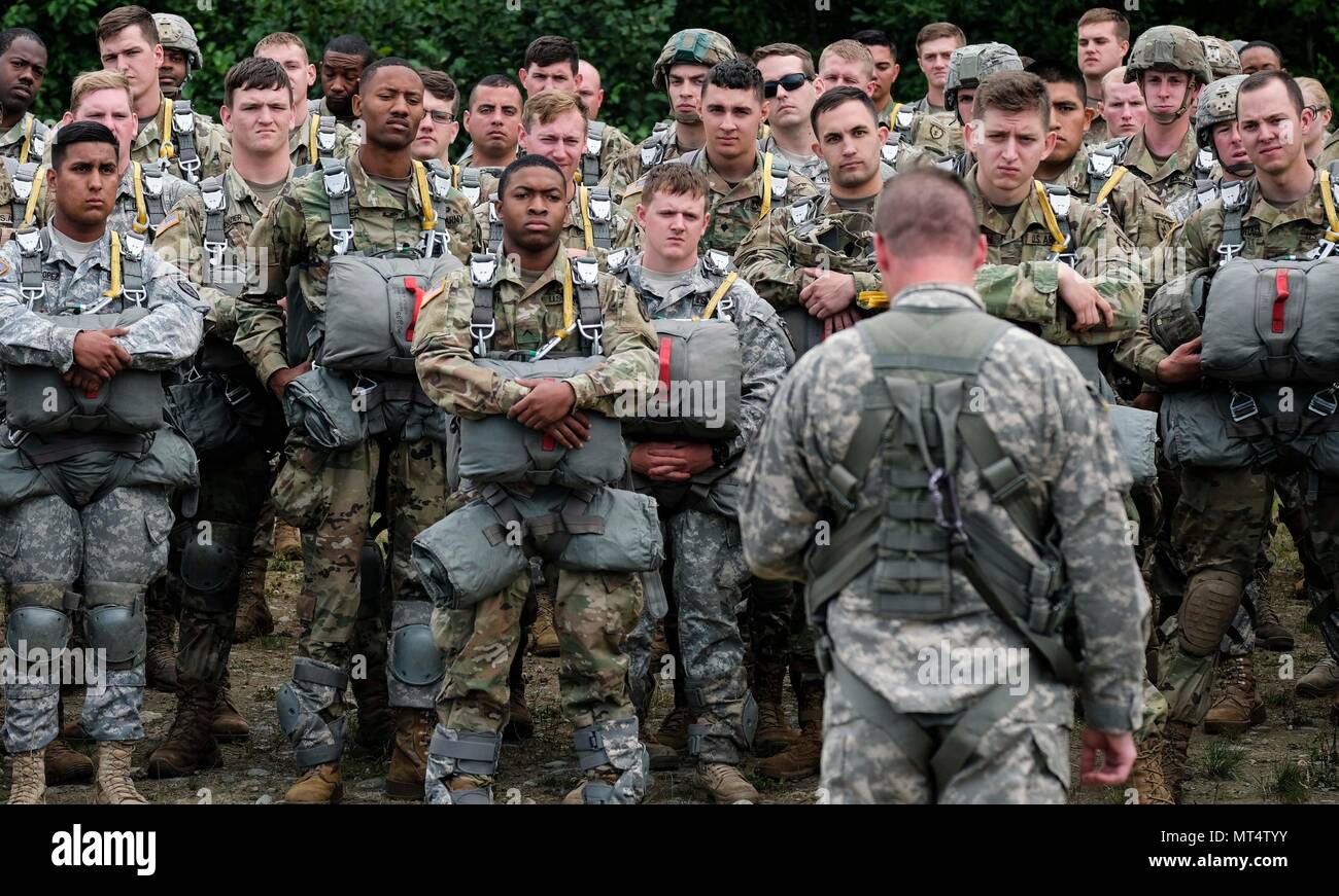 Paratroopers of 4th Infantry Brigade Combat Team (Airborne), 25th ...