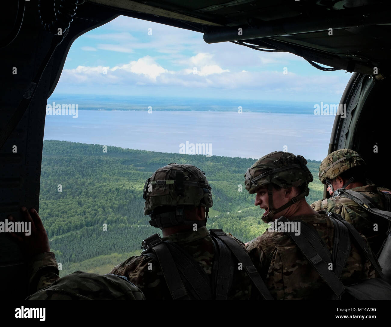 Paratroopers with 4th Infantry Brigade Combat Team (Airborne), 25th ...