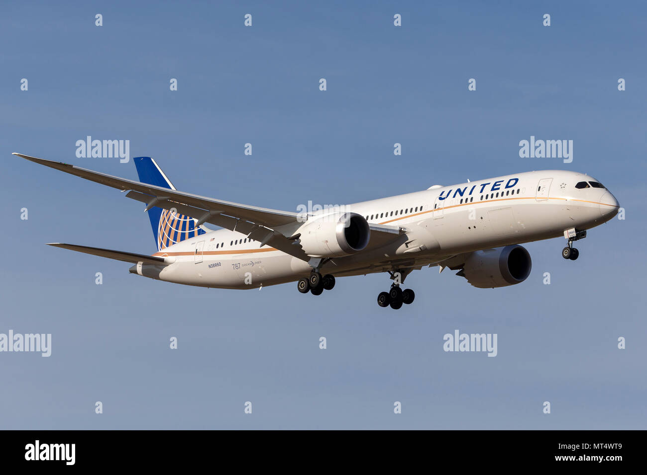 United Airlines Boeing 787-9 Dreamliner N38950 on approach to land at ...