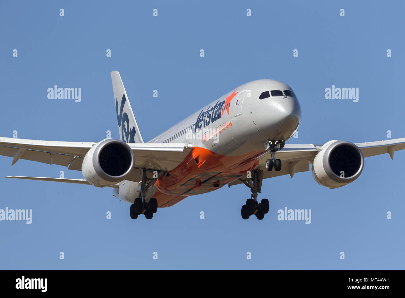 Jetstar Airways Boeing 787-8 Dreamliner VH-VKA on approach to land at ...