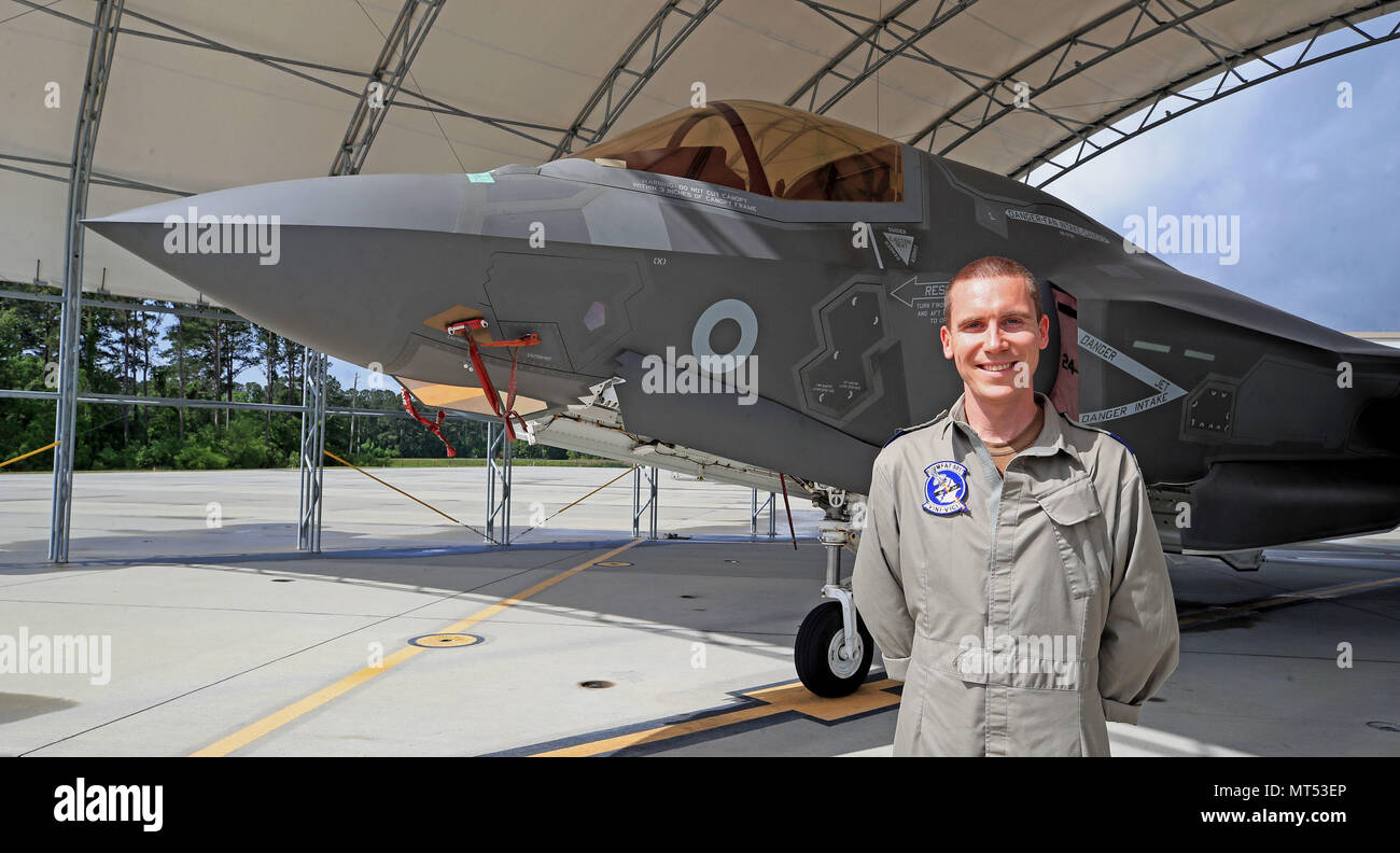 Raf mechanical engineer corporal ads hi-res stock photography and ...