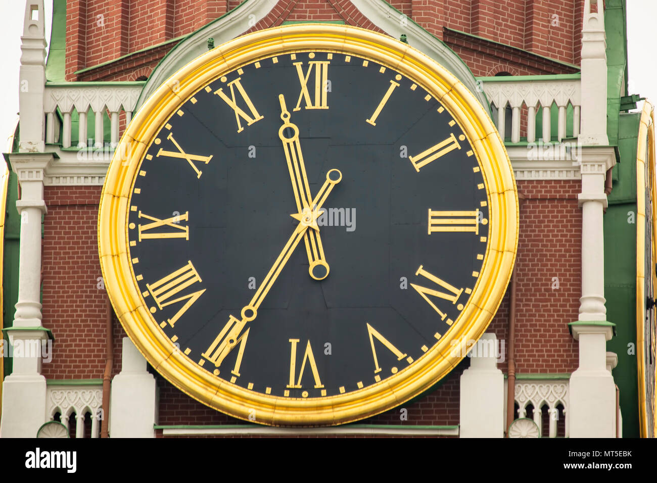 Kremlin clock of the spasskaya tower hi-res stock photography and ...