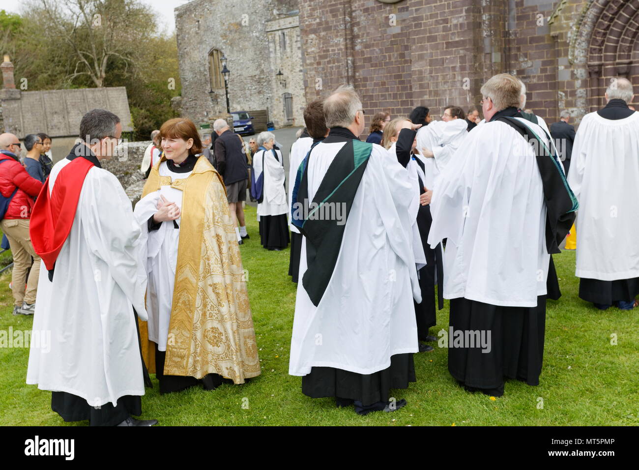 Clergy welcome the new Dean to St Davids Revd Canon Dr Sarah Rowland ...