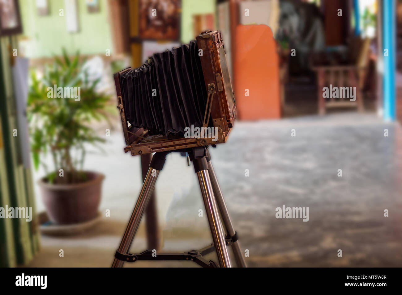 vintage camera on tripod Stock Photo - Alamy