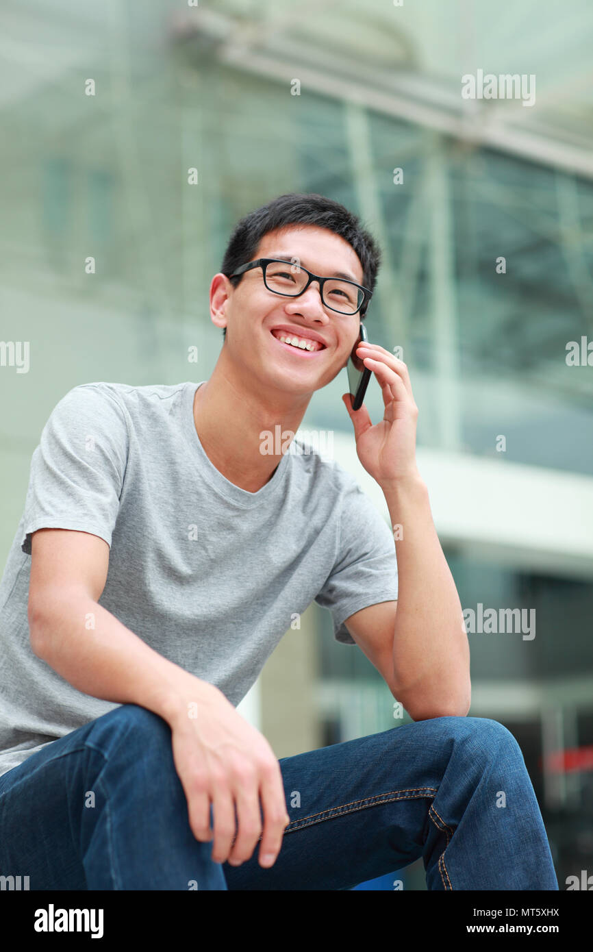 People sitting talking on campus hi-res stock photography and images ...