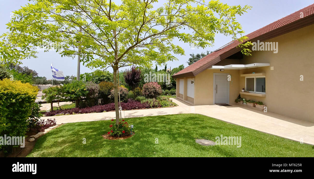 Well kept garden hedge hi-res stock photography and images - Alamy