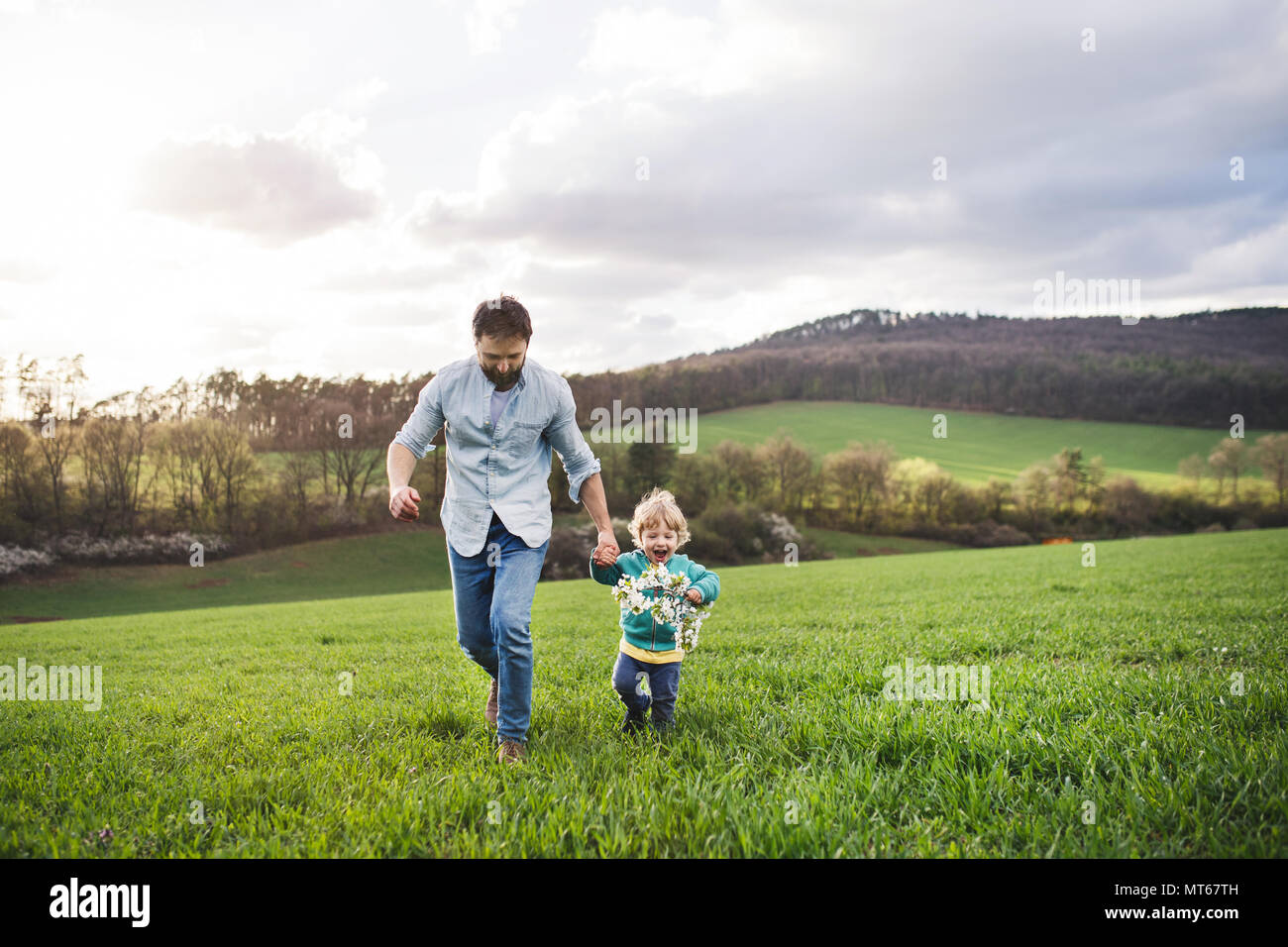 Father child running High Resolution Stock Photography and Images - Alamy