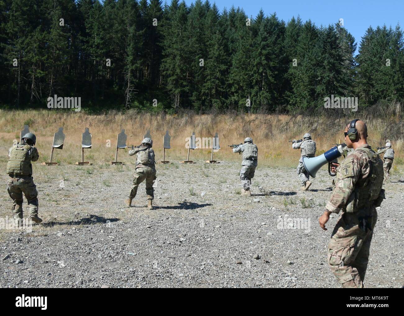 Soldiers from Group Support Battalion, 1st Special Forces Group ...