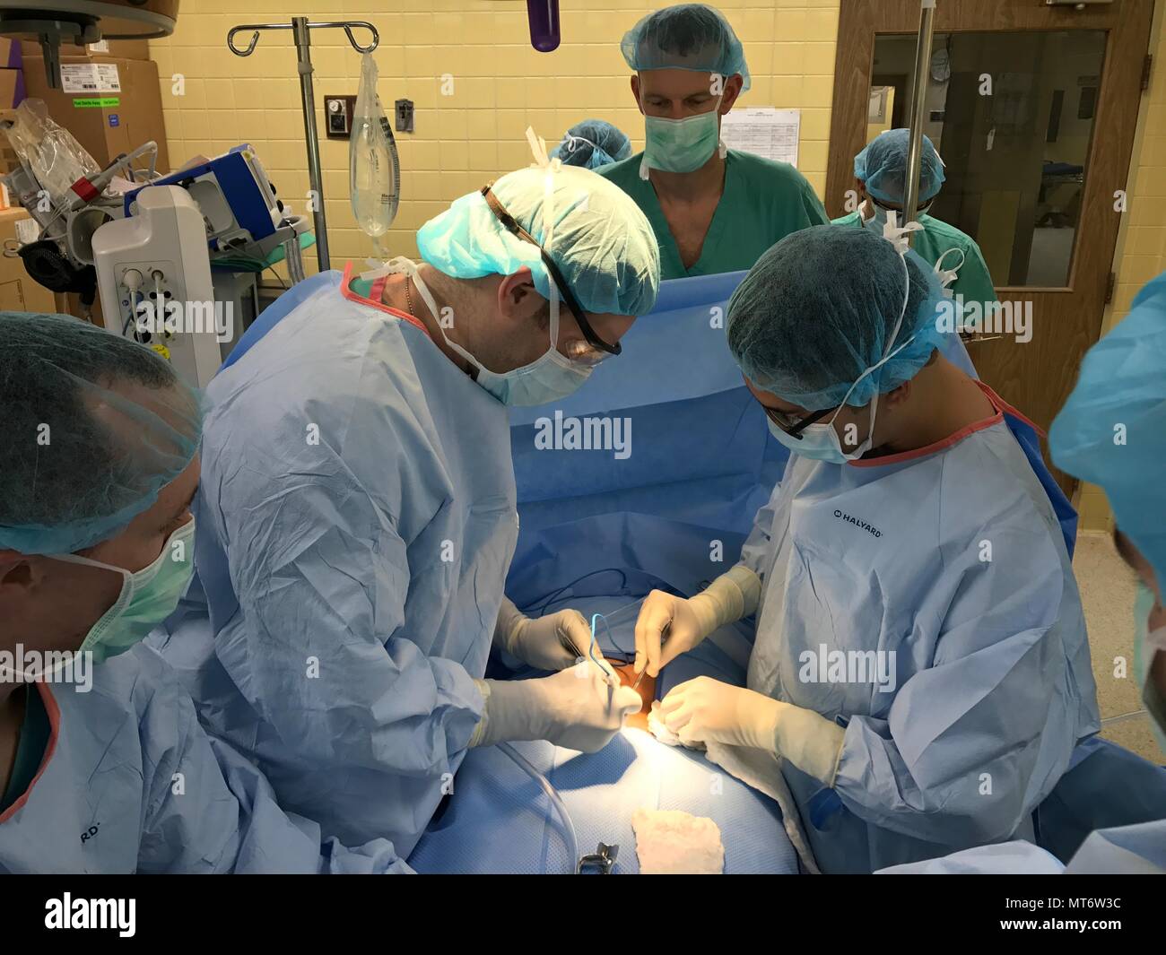 Army Lt. Col. (Dr.) Steven Hudak (center), BAMC urology surgeon ...