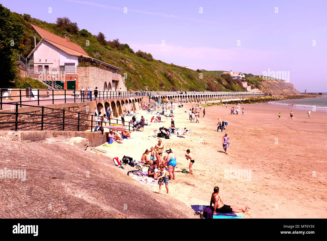 Sunny sands beach folkestone hi-res stock photography and images - Alamy
