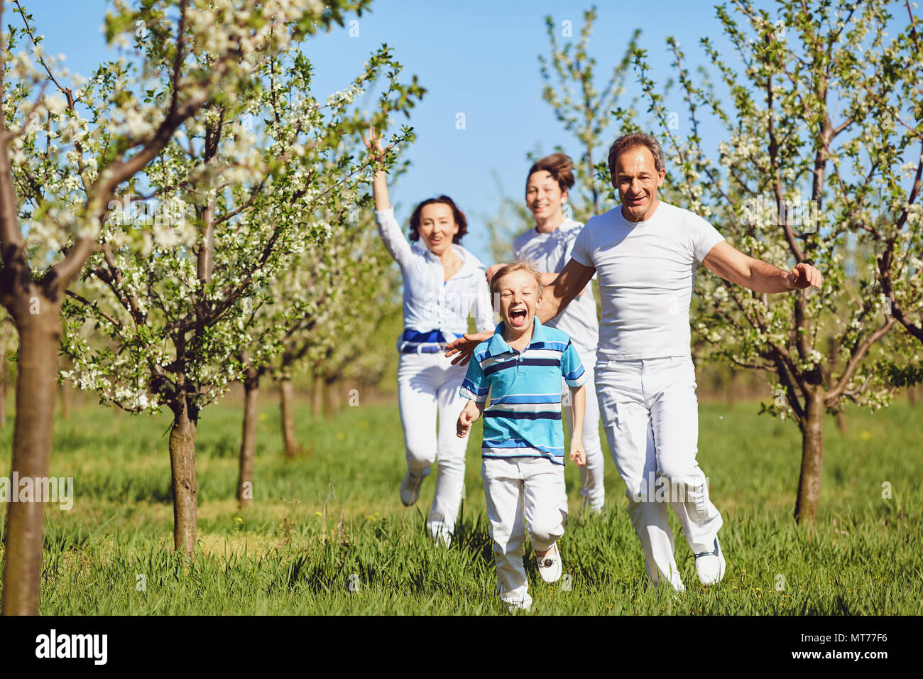 Family running together hi-res stock photography and images - Alamy