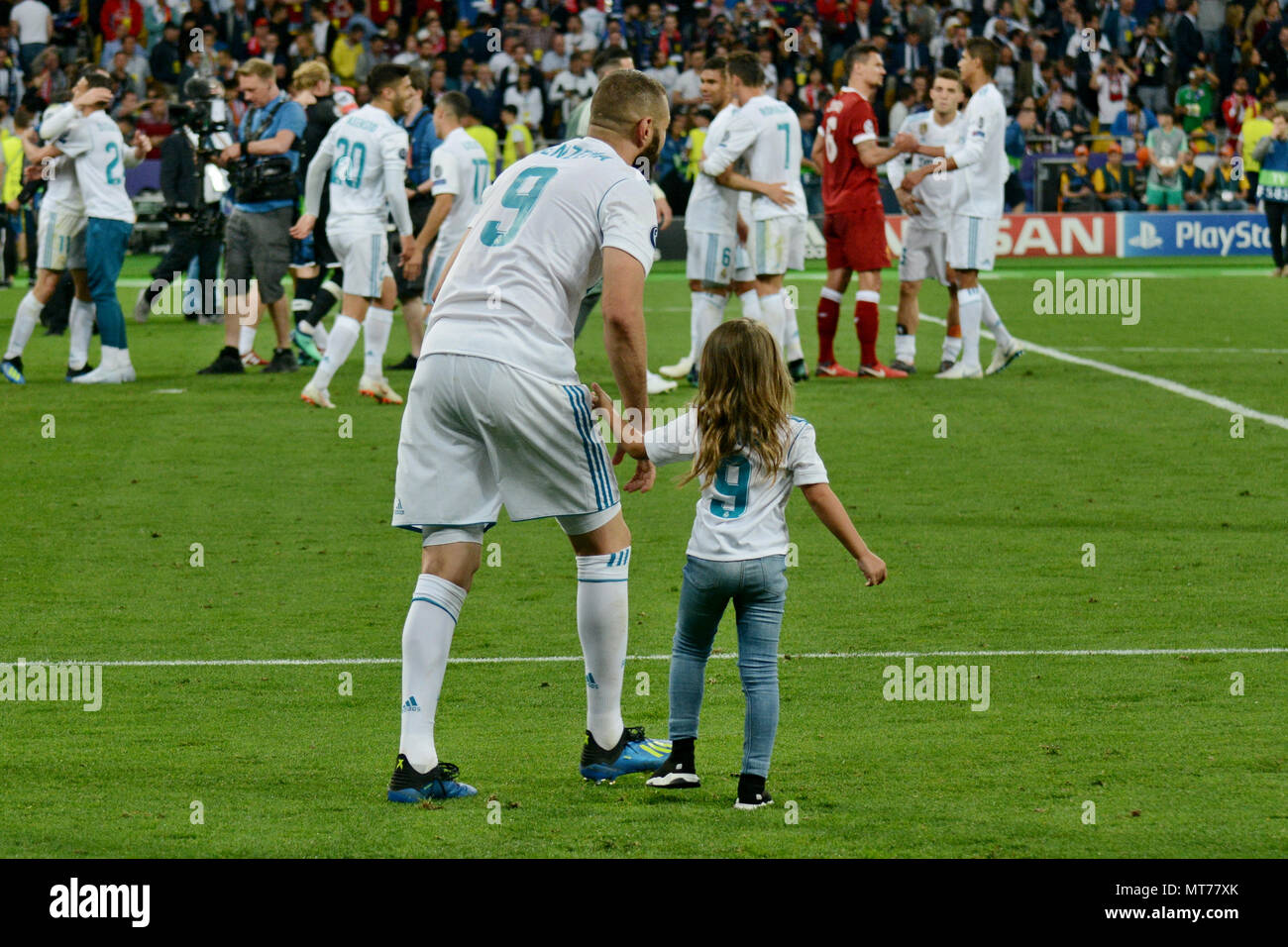 Kyiv, Ukraine. 26th May, 2018. Real Madrid's Karim Benzema with his ...
