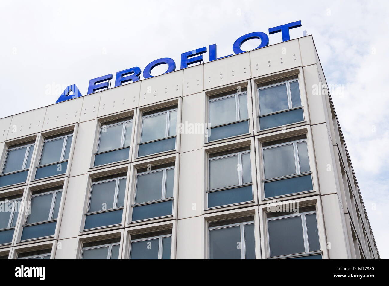 Team building logo hi-res stock photography and images - Alamy