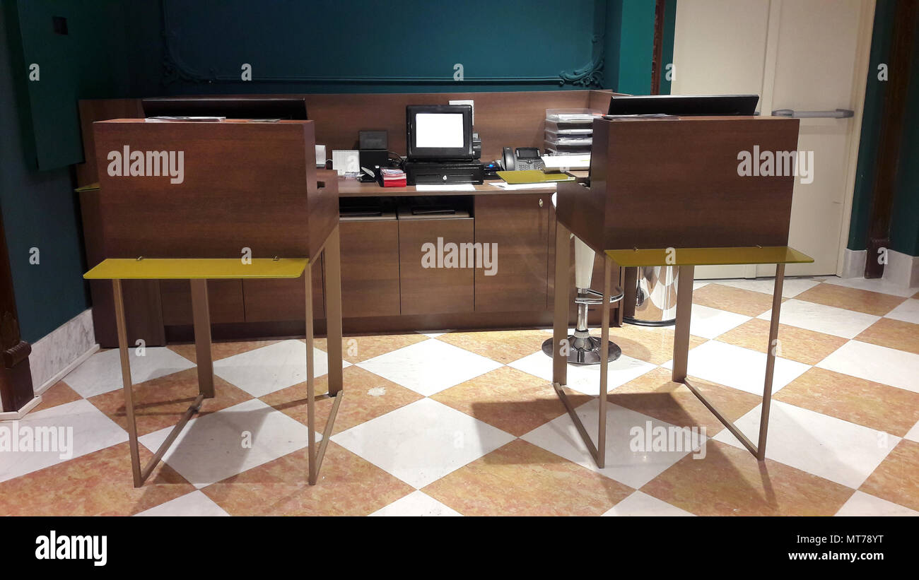 Luxury hotel reception counter hi-res stock photography and images - Alamy