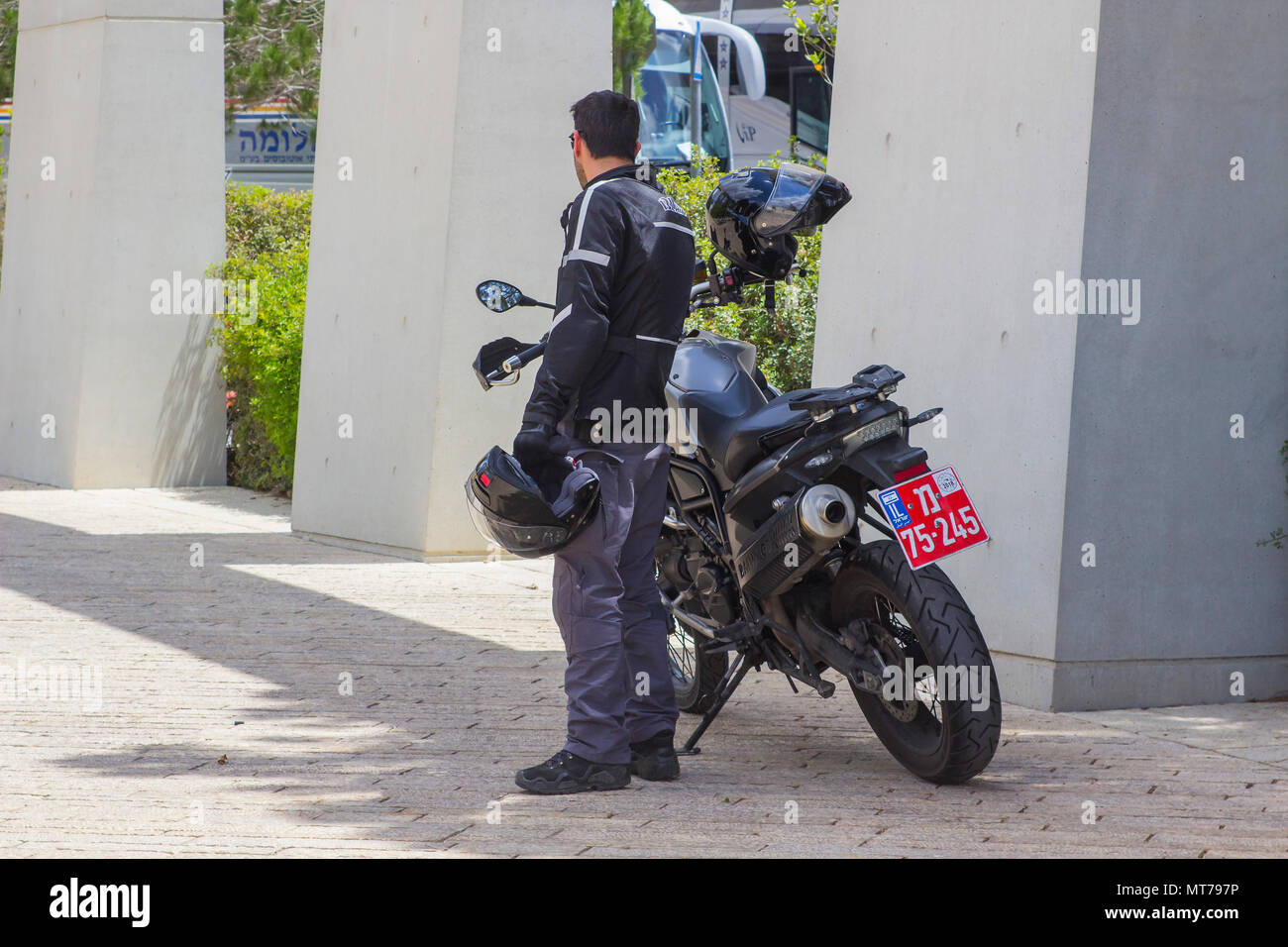 Security guard museum hi-res stock photography and images - Alamy
