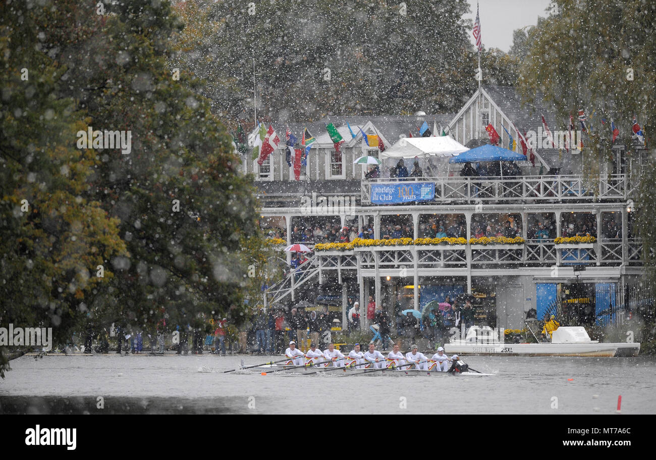 Tideway scullers school eight pass cambridge bc hi-res stock ...