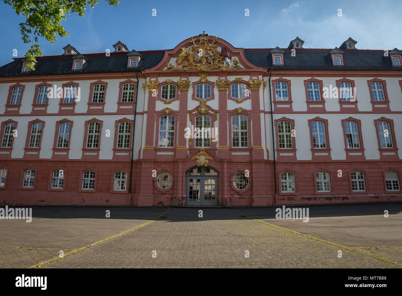 Golden round building hi-res stock photography and images - Alamy