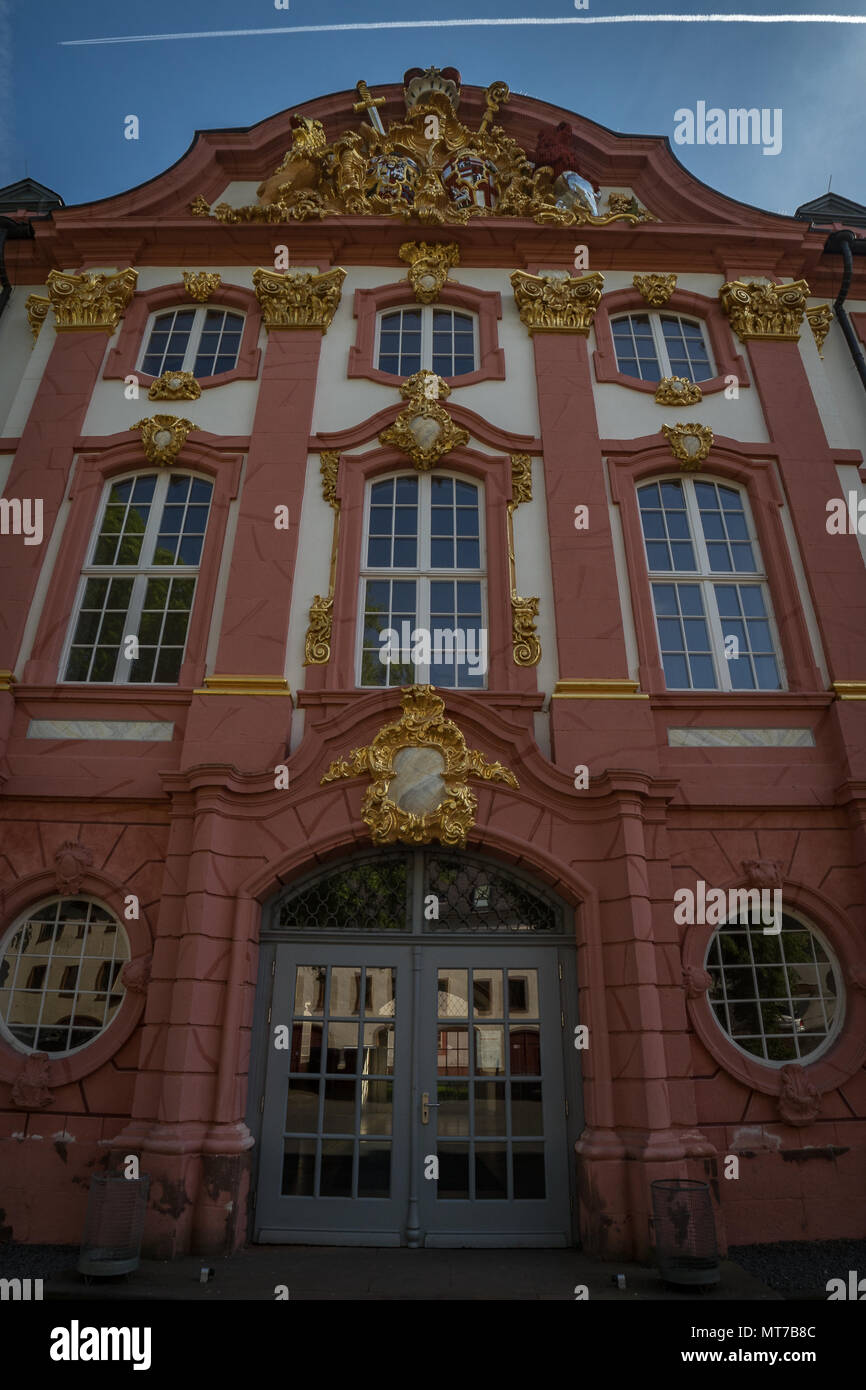 Golden round building hi-res stock photography and images - Alamy