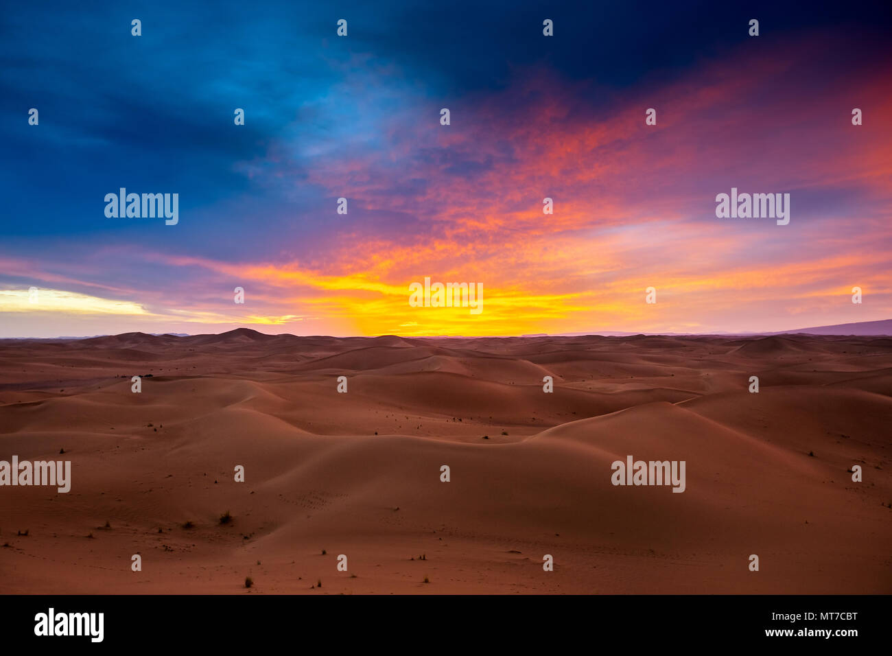 Desert sunset dramatic hi-res stock photography and images - Alamy