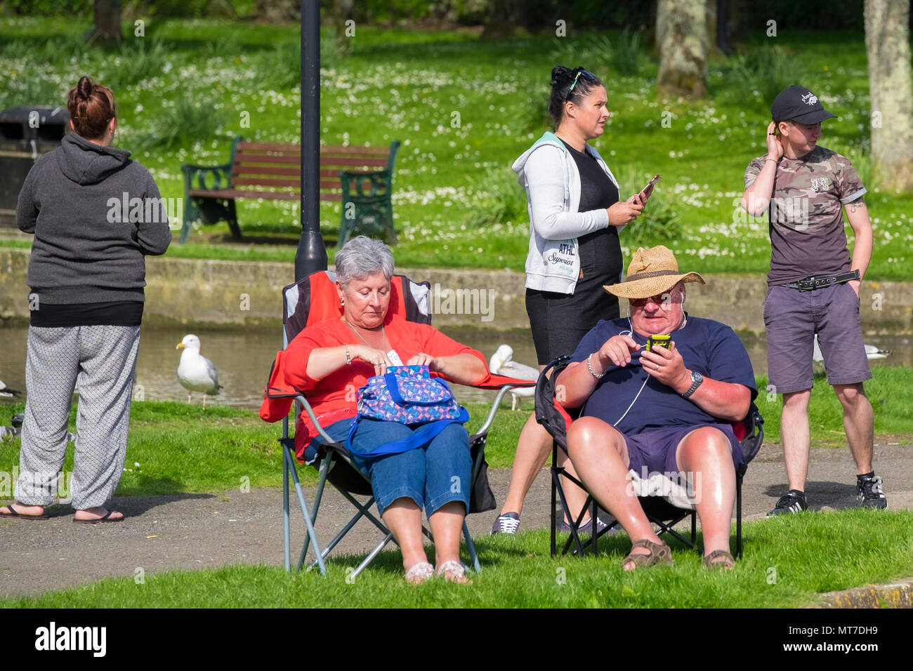 People relaxing park hi-res stock photography and images - Alamy