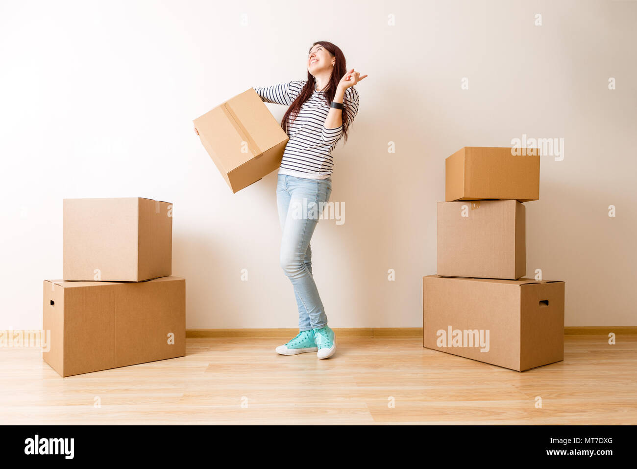 Woman lifting boxes heavy hi-res stock photography and images - Alamy