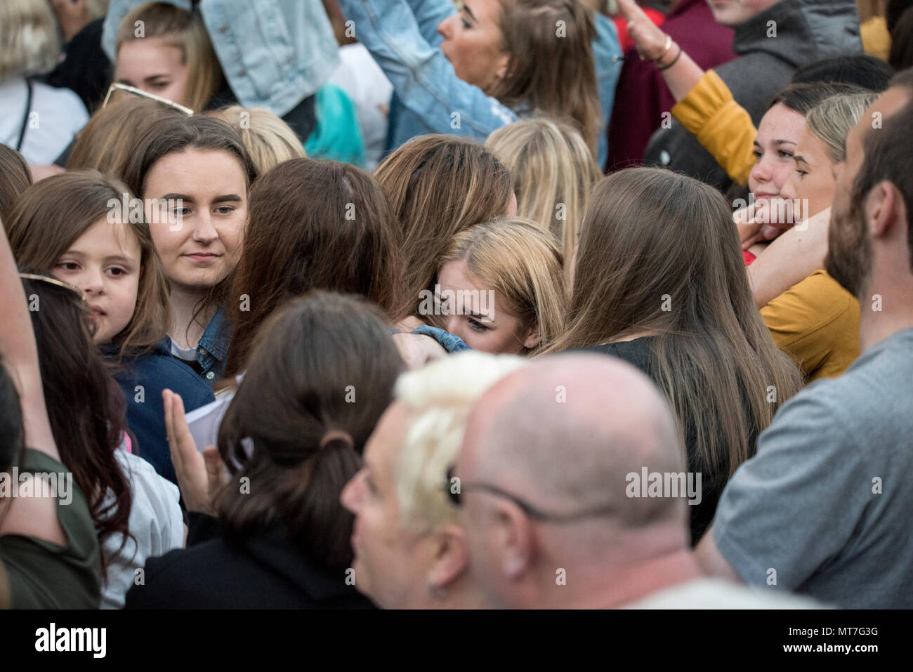 Concert crowd faces yellow hi-res stock photography and images - Alamy