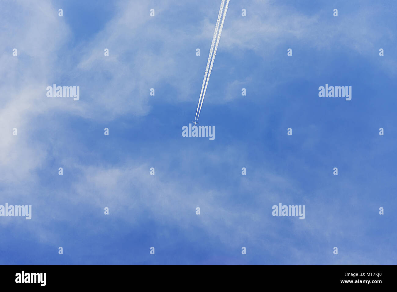 the trace of the plane in the sky, in the clear sky remained the trace ...