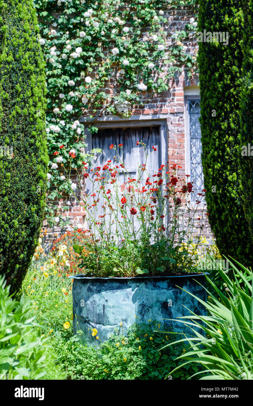 Entrance to sissinghurst hi-res stock photography and images - Alamy