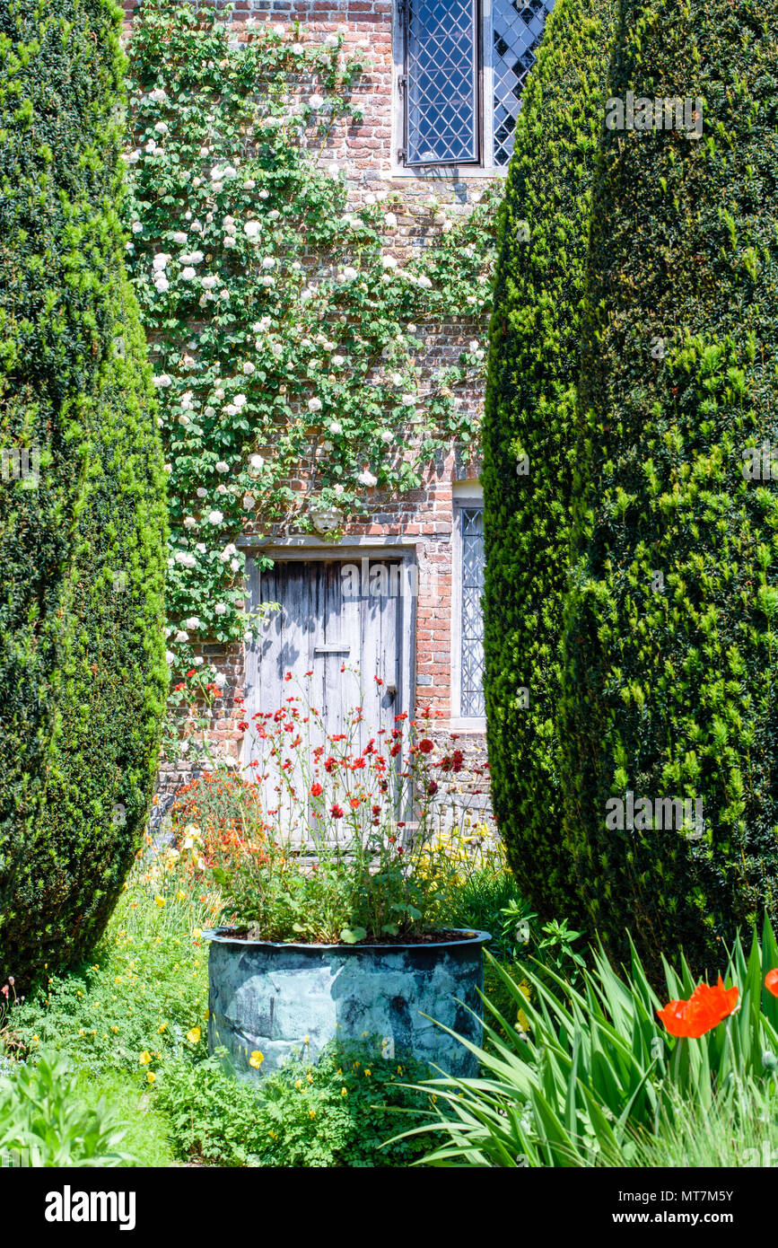 Entrance to sissinghurst hi-res stock photography and images - Alamy