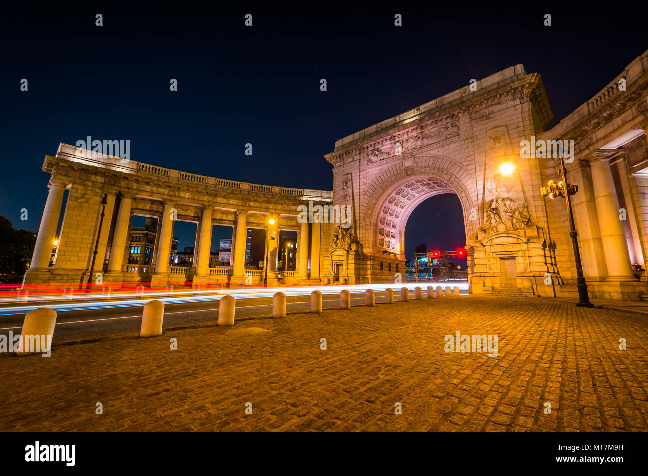 Manhattan bridge arch and colonnade hi-res stock photography and images ...