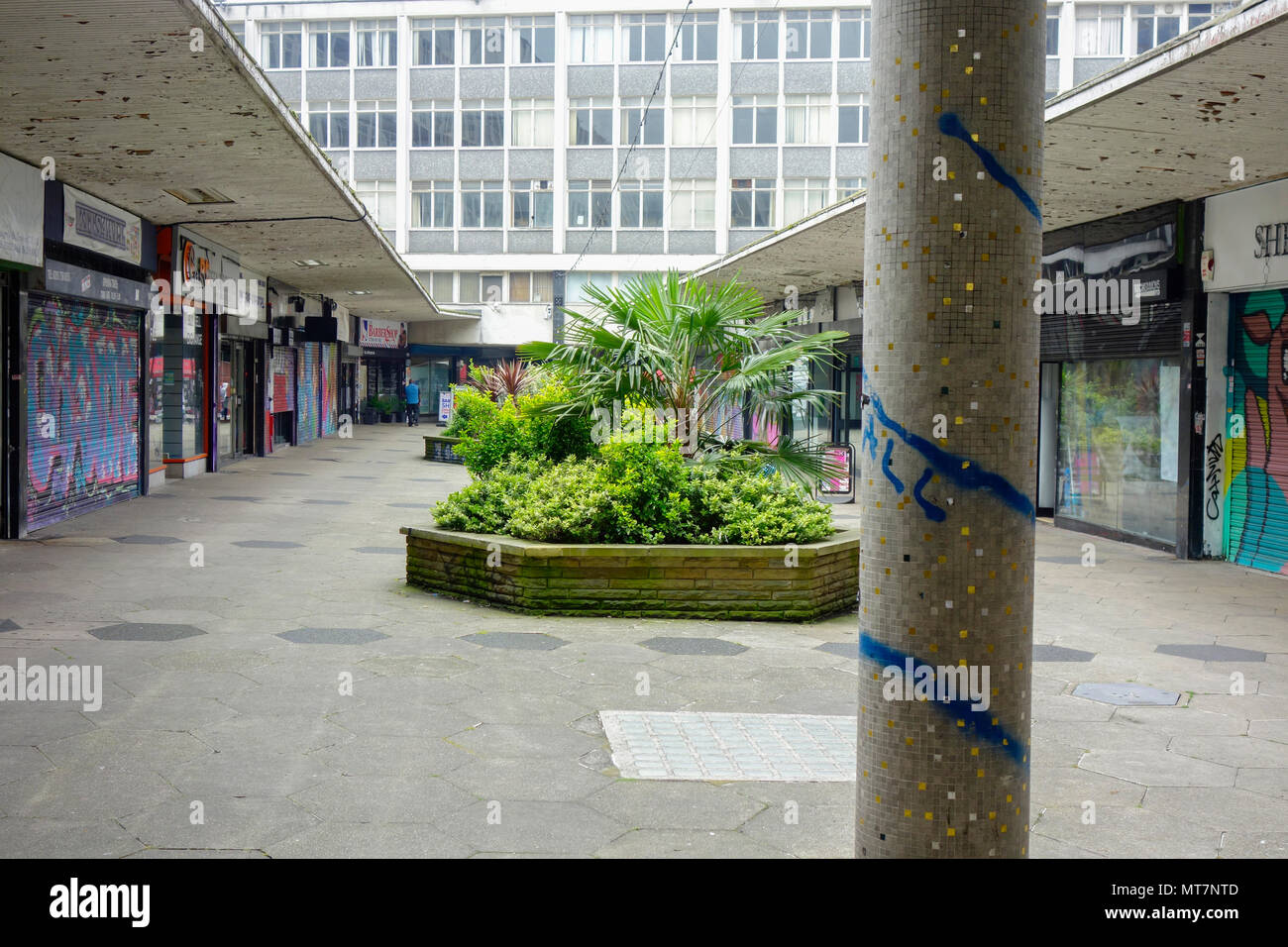 Rundown shopping centre united kingdom hi-res stock photography and ...