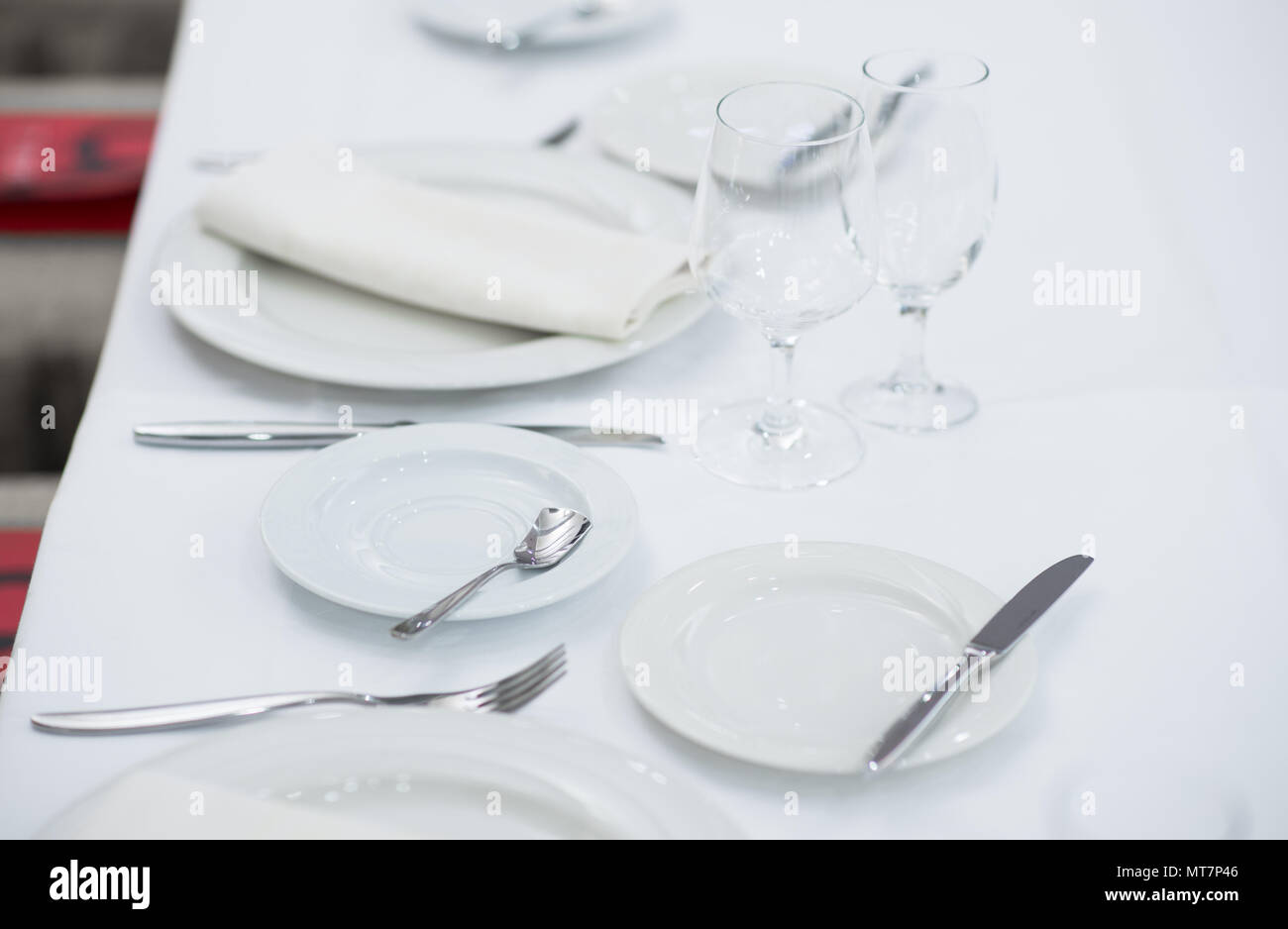 Empty plates hi-res stock photography and images - Alamy