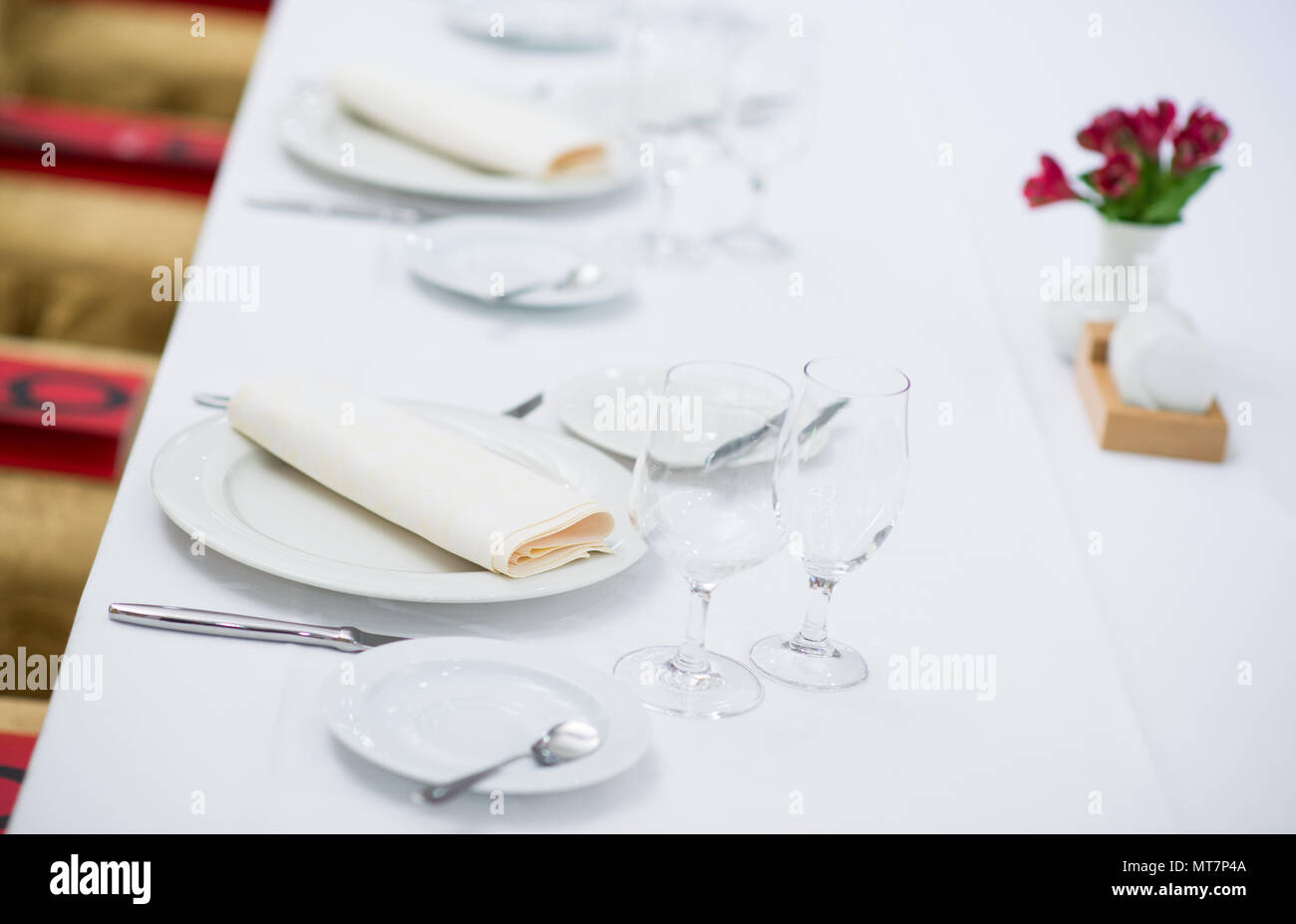 Empty plates hi-res stock photography and images - Alamy