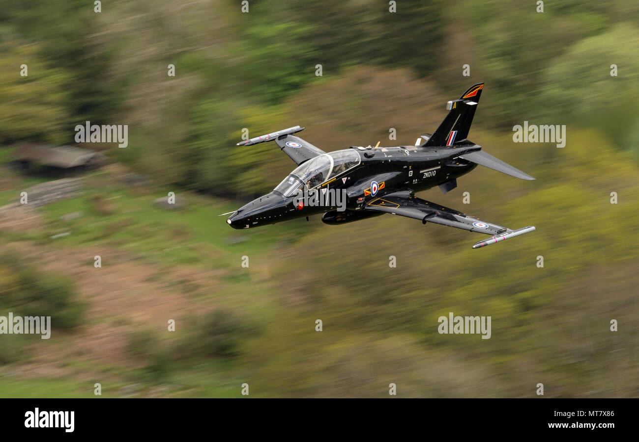 RAF Hawk T2 Jet Low Level in the mach loop snowdonia area of Wales ...