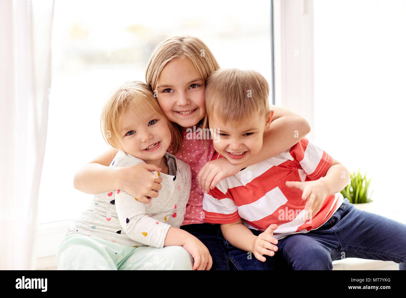 Hugging kids hi-res stock photography and images - Alamy