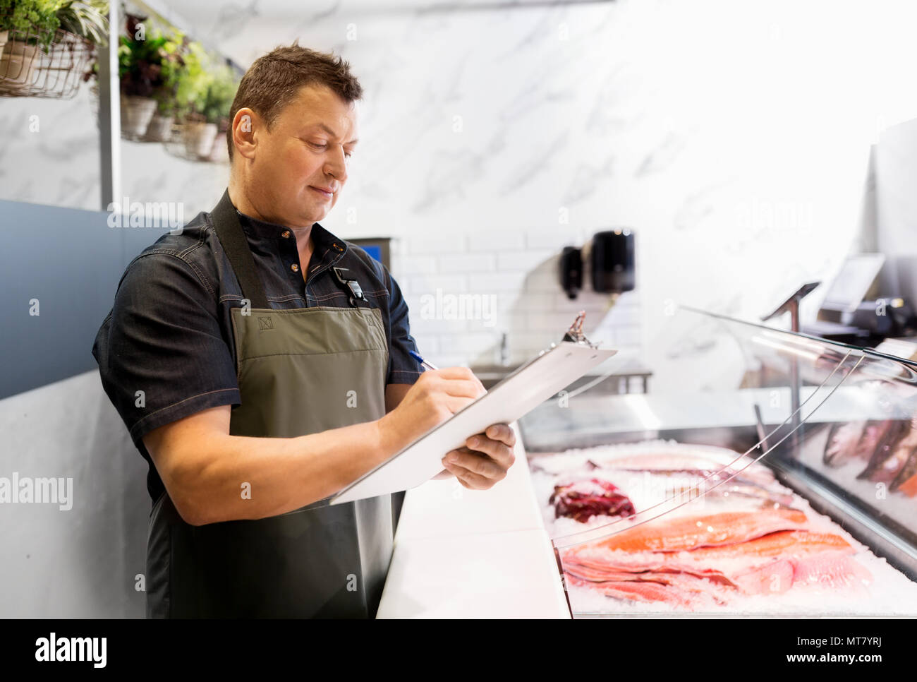 Taking inventory grocery store hi-res stock photography and images - Alamy