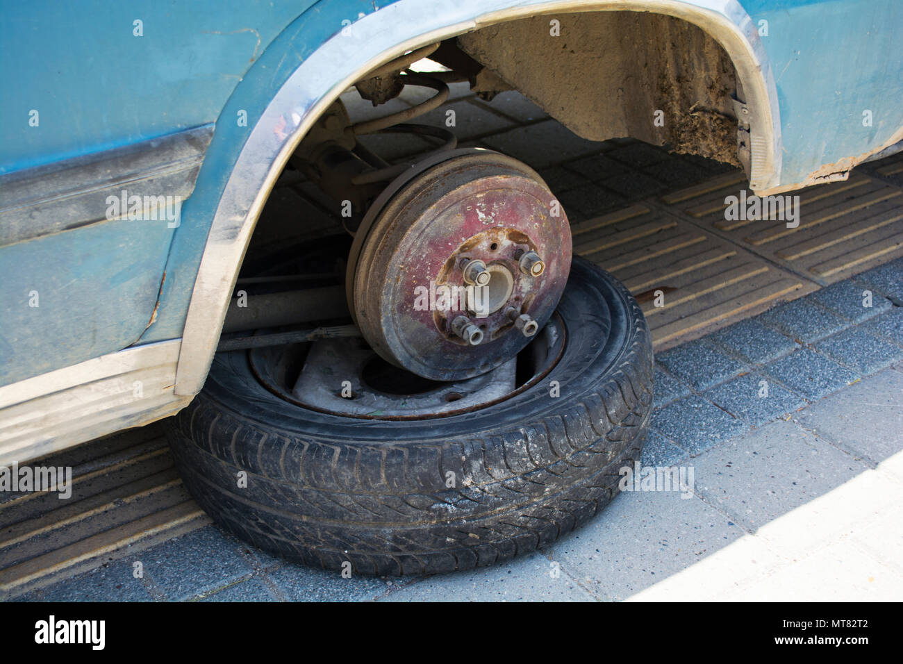 Car without tire hi-res stock photography and images - Alamy