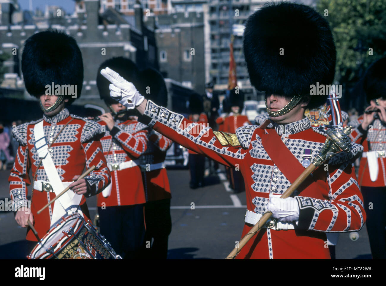 Ceremonial uniform of the irish guards hi-res stock photography and ...