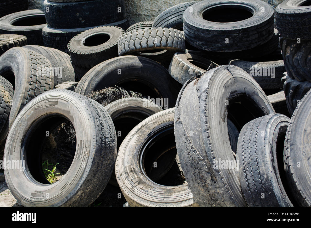 Tires pile hi-res stock photography and images - Alamy