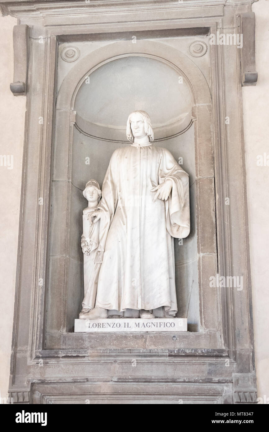 Statue of Lorenzo il Magnifico, on the facade of the Uffizi gallery ...